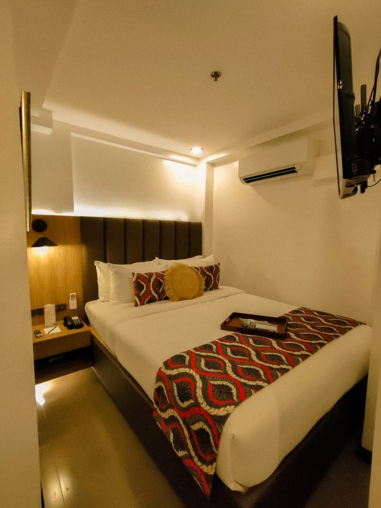 UNWND LUX HOSTEL: A Luxurious Chilling Spot in Makati, Philippines